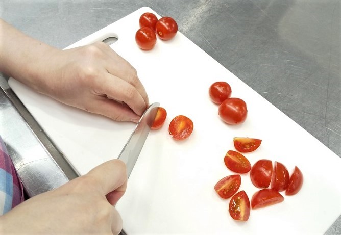 あさりとトマトの高菜和え｜介護食とカラダのコラム＆レシピ｜食事の相談窓口サイト【ごはんde笑顔そして健康】