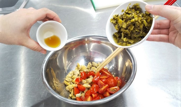 あさりとトマトの高菜和え｜介護食とカラダのコラム＆レシピ｜食事の相談窓口サイト【ごはんde笑顔そして健康】
