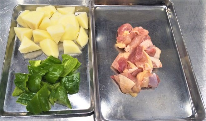 ジャガイモと鶏肉の辛マヨ和え｜介護食とカラダのコラム＆レシピ｜食事の相談窓口サイト【ごはんde笑顔そして健康】