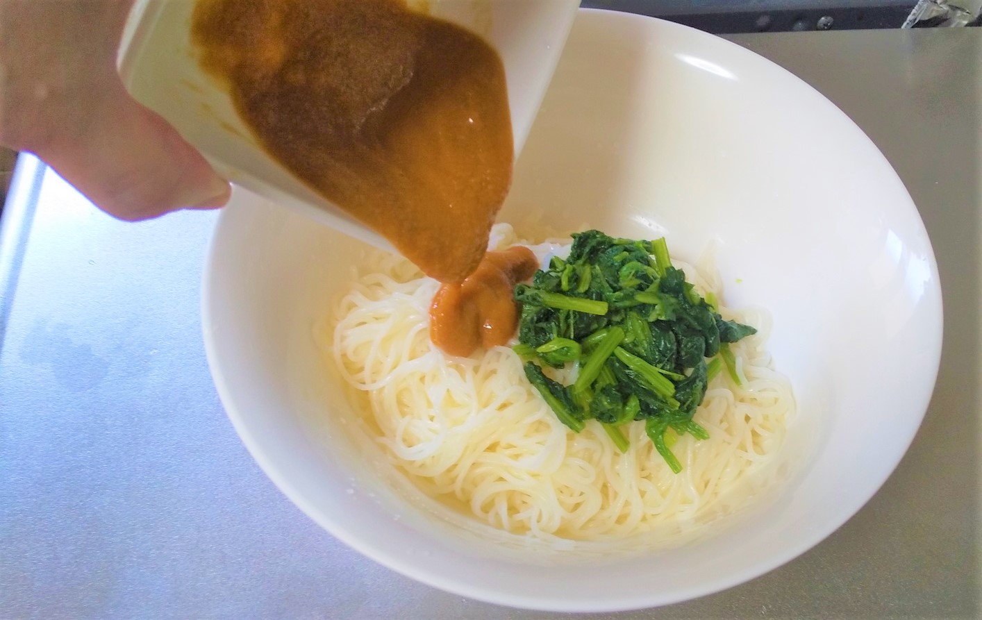 流水麺とほうれん草の辛子味噌和え｜介護食とカラダのコラム＆レシピ｜食事の相談窓口サイト【ごはんde笑顔そして健康】