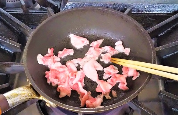 たくあんと豚肉のピリッと炒め｜介護食とカラダのコラム＆レシピ｜食事の相談窓口サイト【ごはんde笑顔そして健康】