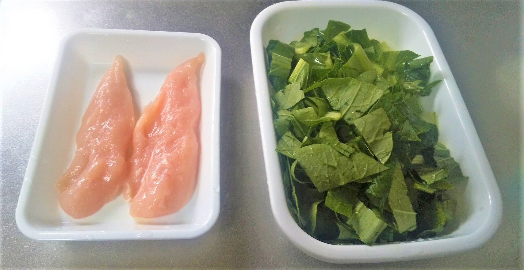 たんぱく質たっぷり！鶏と小松菜の納豆和え｜介護食とカラダのコラム＆レシピ｜食事の相談窓口サイト【ごはんde笑顔そして健康】