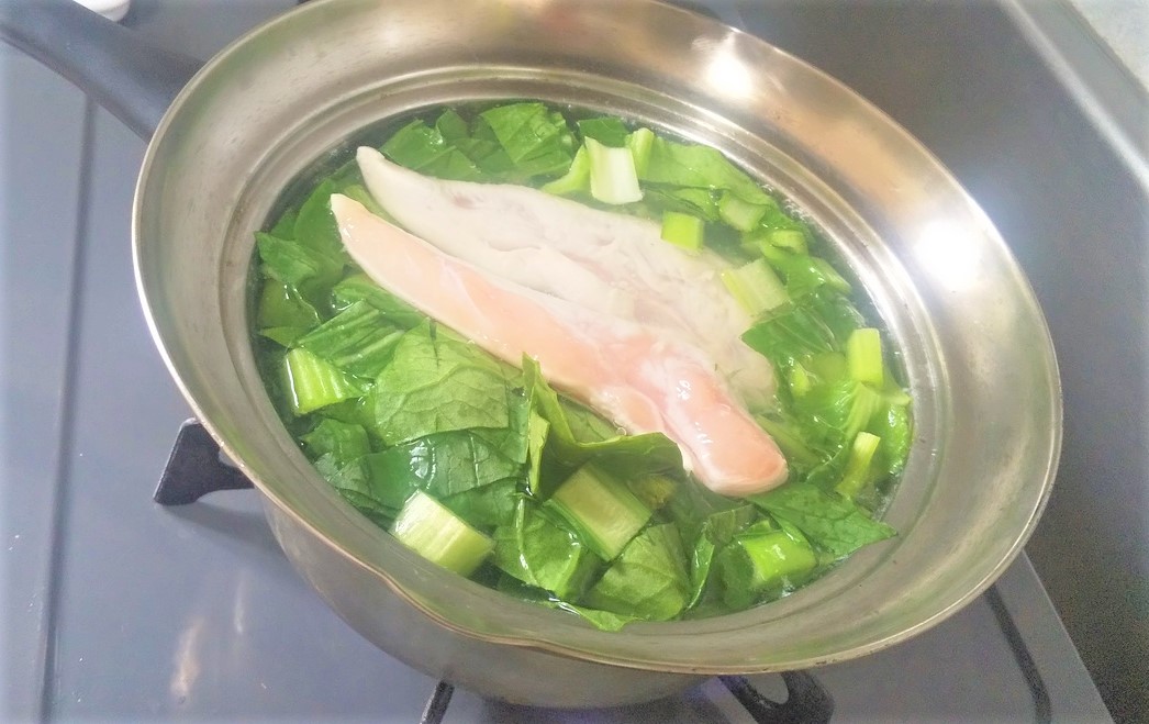 たんぱく質たっぷり！鶏と小松菜の納豆和え｜介護食とカラダのコラム＆レシピ｜食事の相談窓口サイト【ごはんde笑顔そして健康】