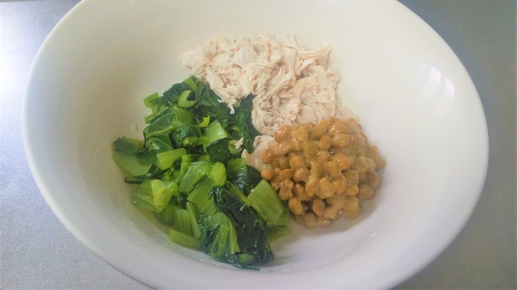 たんぱく質たっぷり！鶏と小松菜の納豆和え｜介護食とカラダのコラム＆レシピ｜食事の相談窓口サイト【ごはんde笑顔そして健康】
