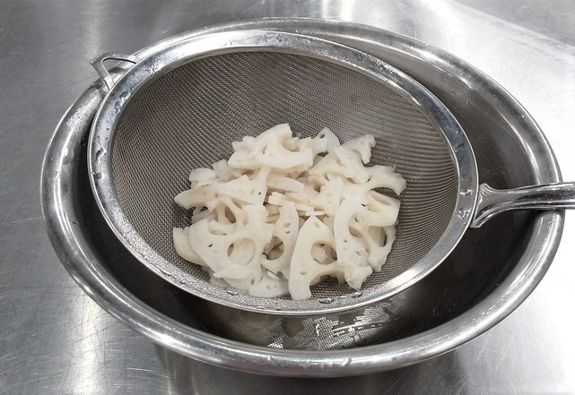 れんこんのカリカリベーコン和え｜介護食とカラダのコラム＆レシピ｜食事の相談窓口サイト【ごはんde笑顔そして健康】