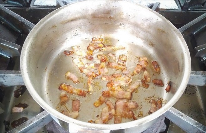 れんこんのカリカリベーコン和え｜介護食とカラダのコラム＆レシピ｜食事の相談窓口サイト【ごはんde笑顔そして健康】
