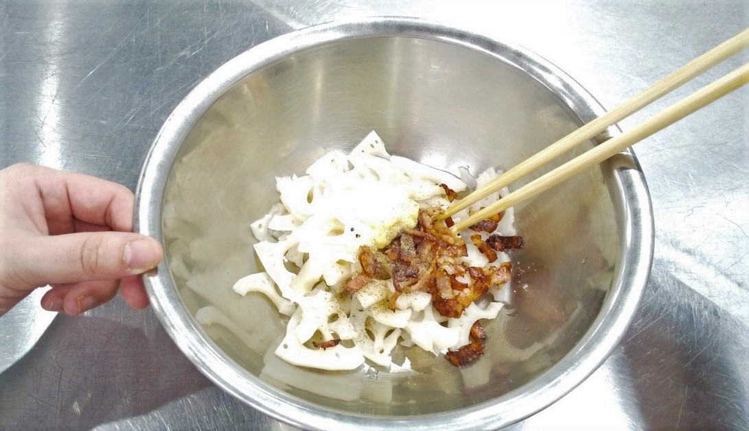 れんこんのカリカリベーコン和え｜介護食とカラダのコラム＆レシピ｜食事の相談窓口サイト【ごはんde笑顔そして健康】