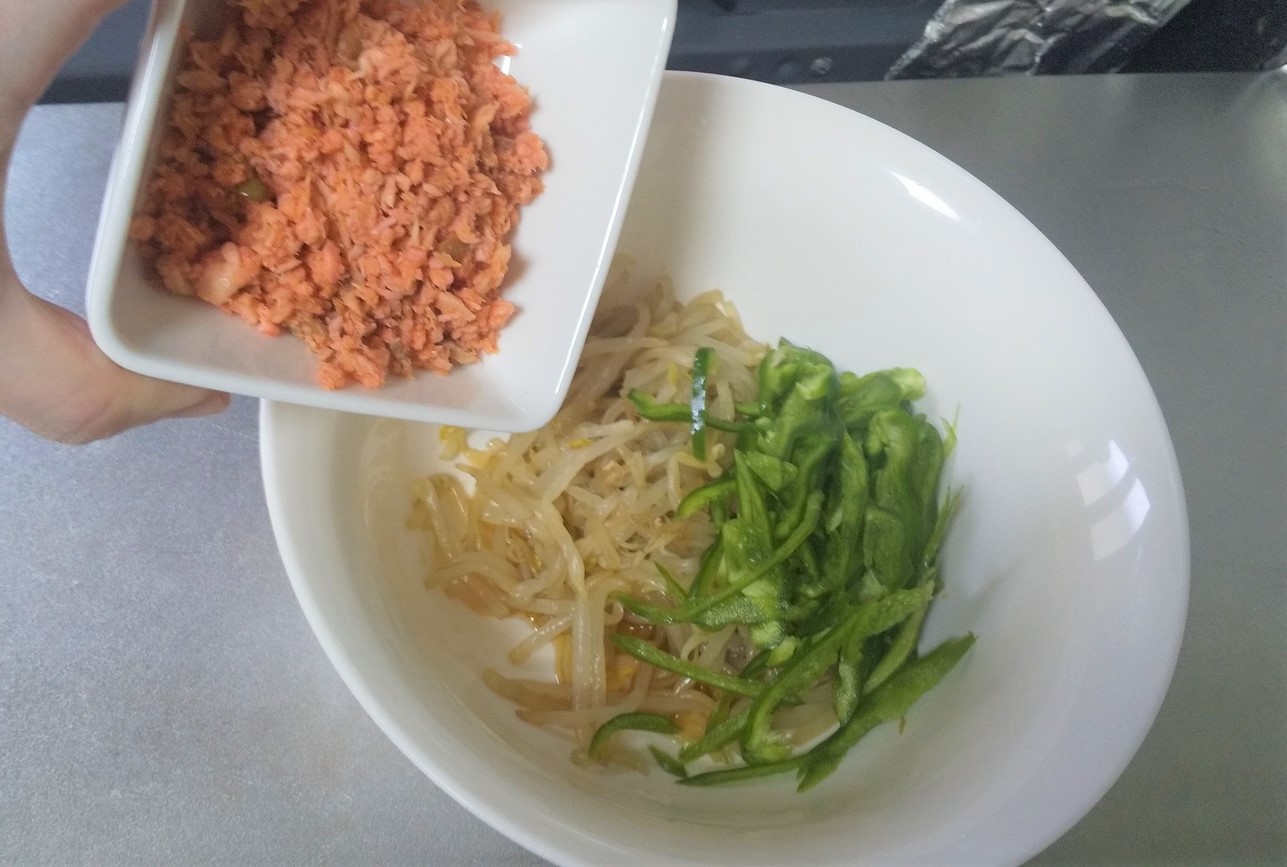 ピーマンともやしの鮭フレーク和え｜介護食とカラダのコラム＆レシピ｜食事の相談窓口サイト【ごはんde笑顔そして健康】