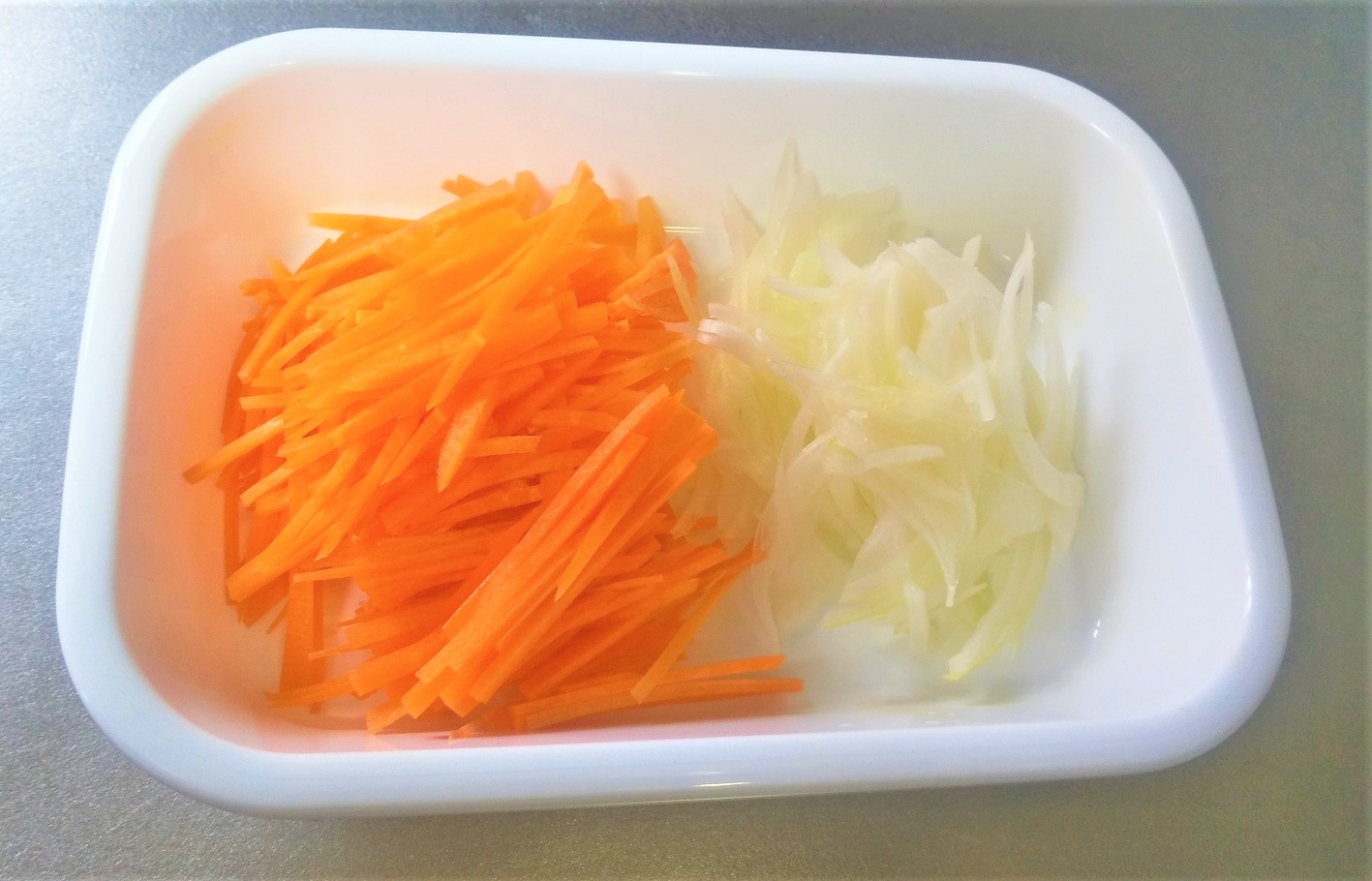 酢みそで減塩！人参の酢みそ和え｜介護食とカラダのコラム＆レシピ｜食事の相談窓口サイト【ごはんde笑顔そして健康】