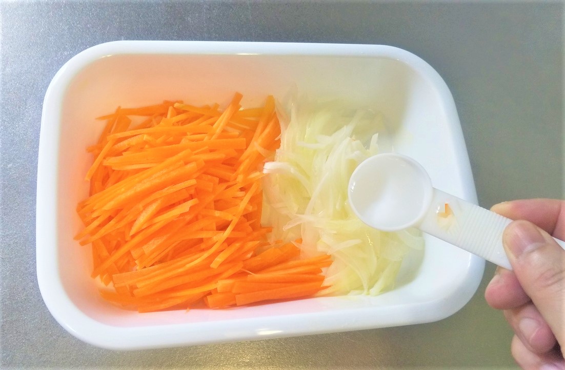 酢みそで減塩！人参の酢みそ和え｜介護食とカラダのコラム＆レシピ｜食事の相談窓口サイト【ごはんde笑顔そして健康】