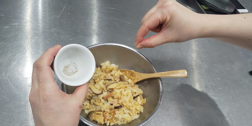 炒めて混ぜるだけ！味噌バターきのこご飯｜介護食とカラダのコラム＆レシピ｜食事の相談窓口サイト【ごはんde笑顔そして健康】