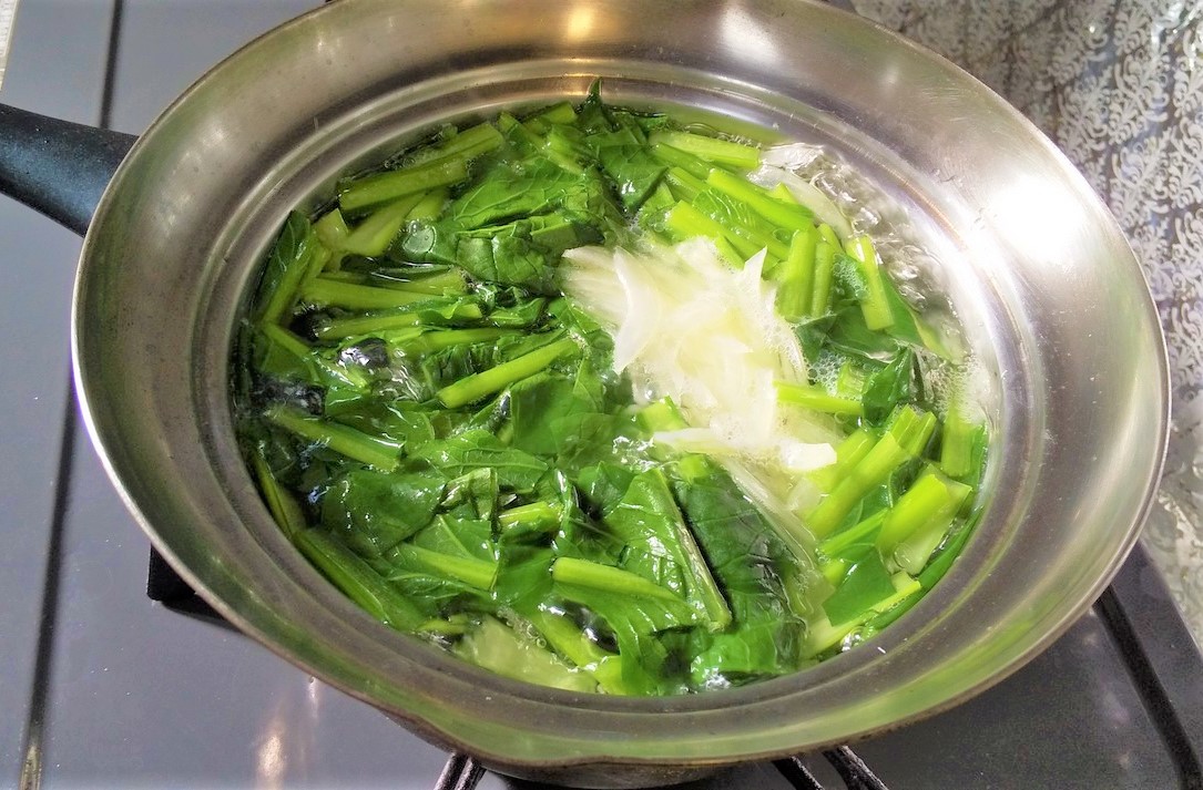 揚げしめじと青菜のコクうま和え｜介護食とカラダのコラム＆レシピ｜食事の相談窓口サイト【ごはんde笑顔そして健康】
