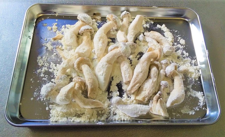 揚げしめじと青菜のコクうま和え｜介護食とカラダのコラム＆レシピ｜食事の相談窓口サイト【ごはんde笑顔そして健康】