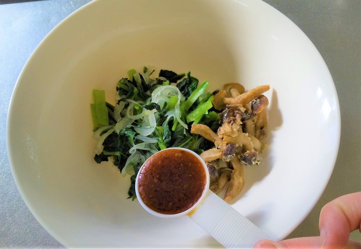 揚げしめじと青菜のコクうま和え｜介護食とカラダのコラム＆レシピ｜食事の相談窓口サイト【ごはんde笑顔そして健康】