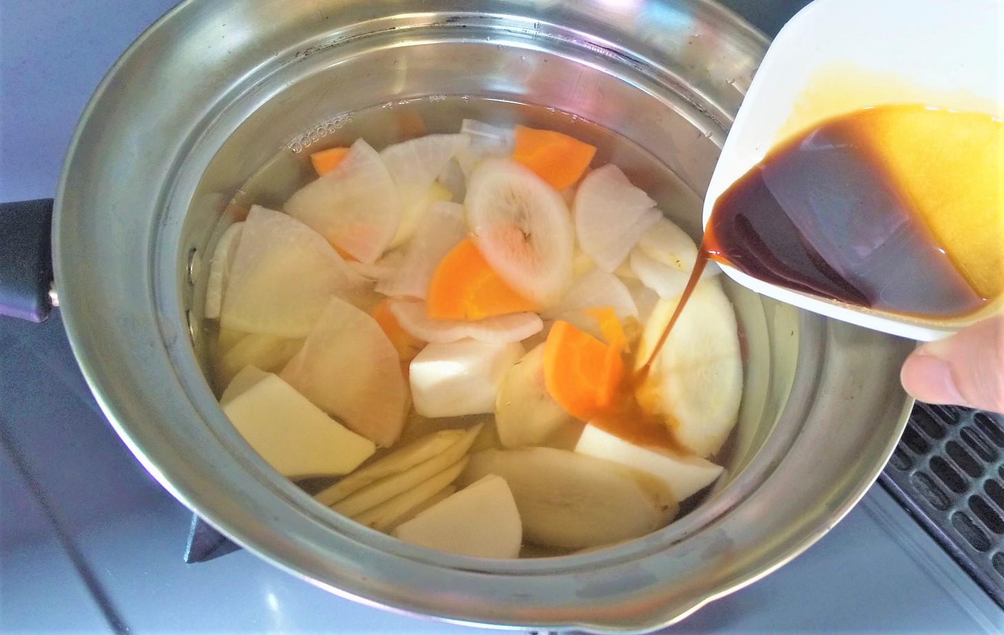 時短！鶏とやわらか根菜煮｜介護食とカラダのコラム＆レシピ｜食事の相談窓口サイト【ごはんde笑顔そして健康】