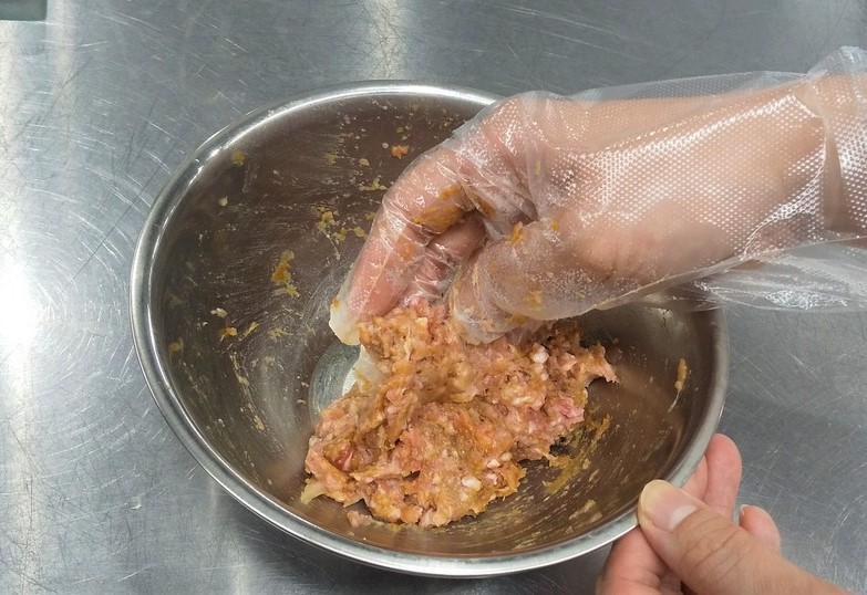 しいたけの旨味肉詰め｜介護食とカラダのコラム＆レシピ｜食事の相談窓口サイト【ごはんde笑顔そして健康】