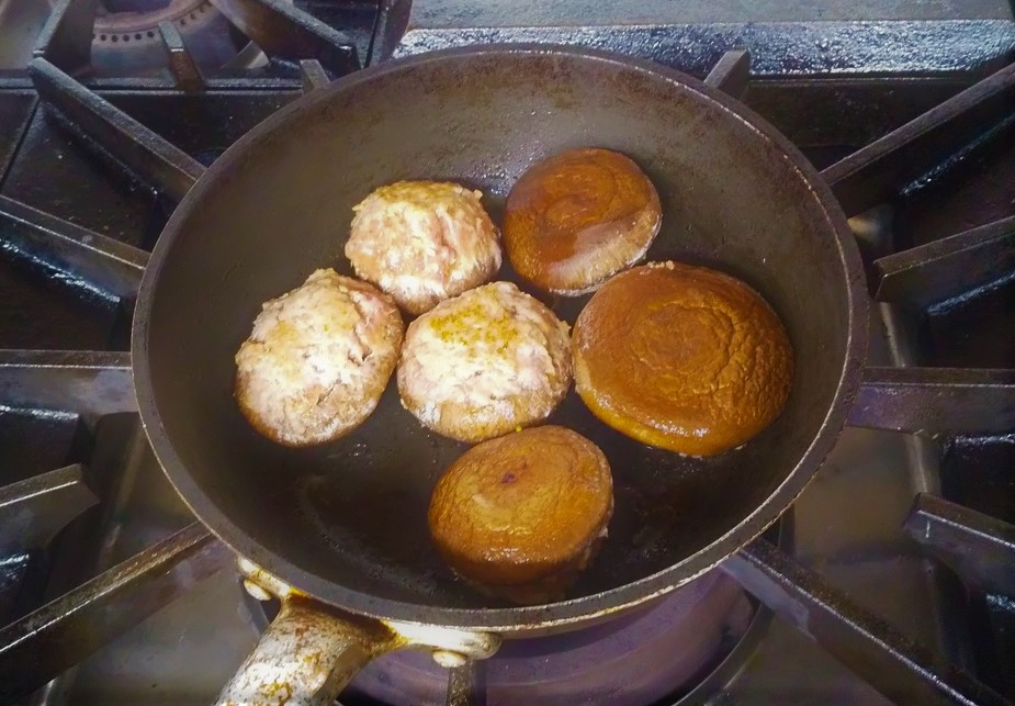 しいたけの旨味肉詰め｜介護食とカラダのコラム＆レシピ｜食事の相談窓口サイト【ごはんde笑顔そして健康】