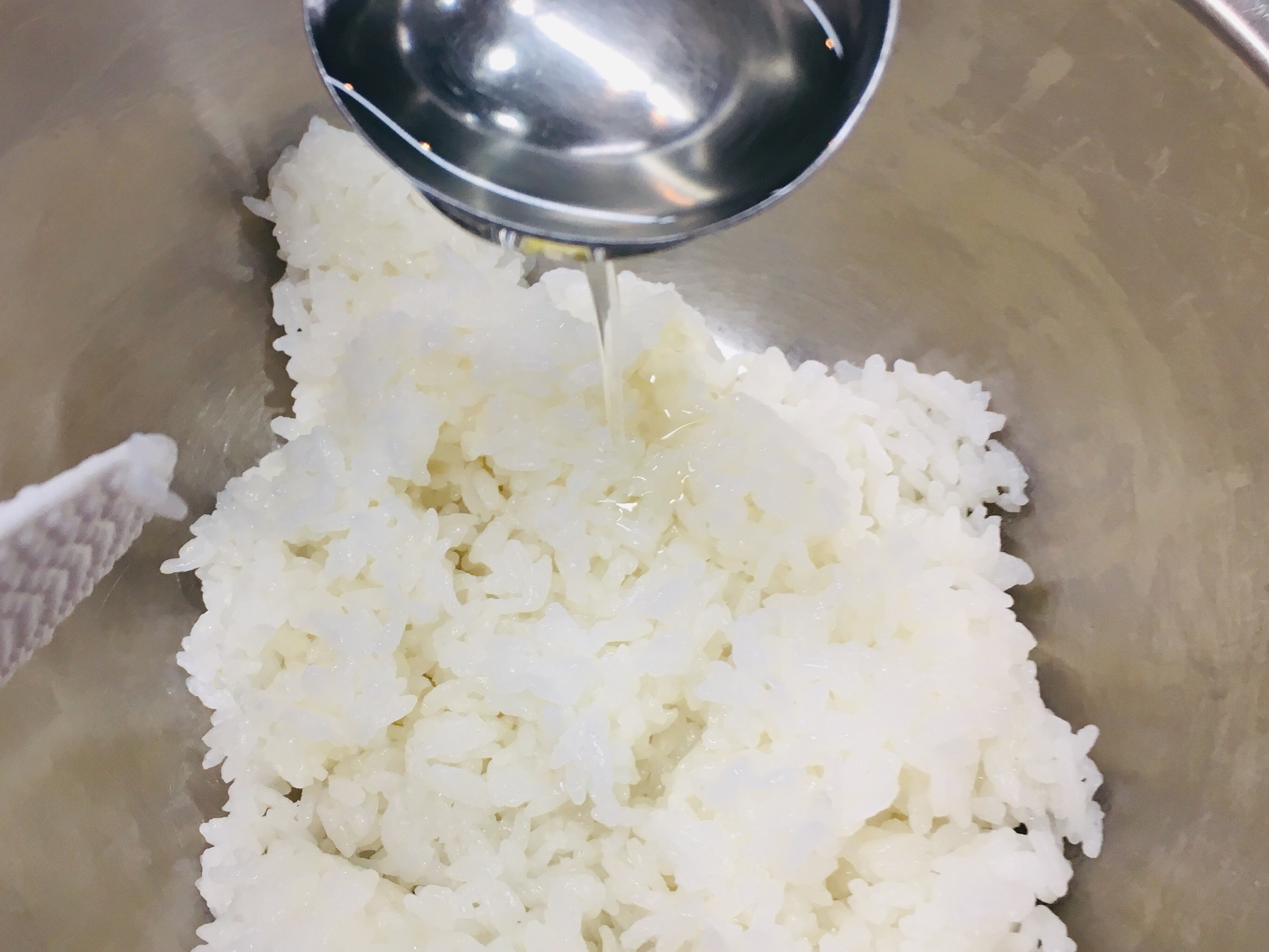 鮭とレタスのチャーハン|介護食とカラダのコラム&レシピ|食事の相談窓口サイト【ごはんde笑顔そして健康】