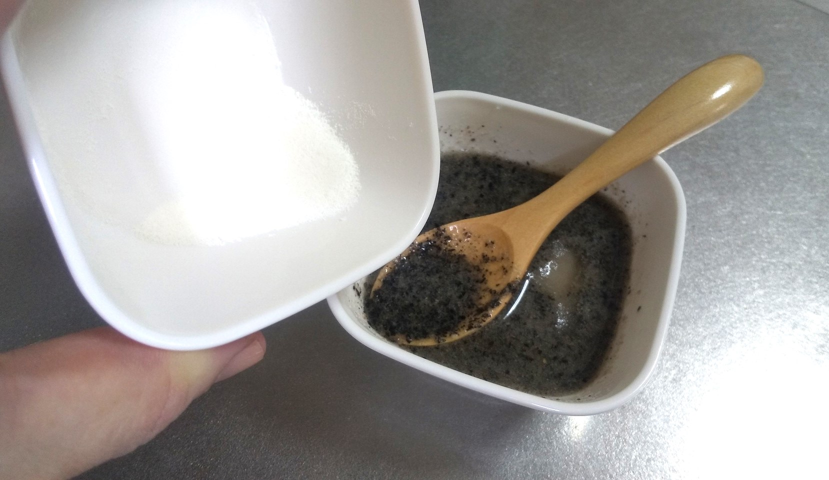 おかゆdeおもち風黒ごまソース｜介護食とカラダのコラム＆レシピ｜食事の相談窓口サイト【ごはんde笑顔そして健康】